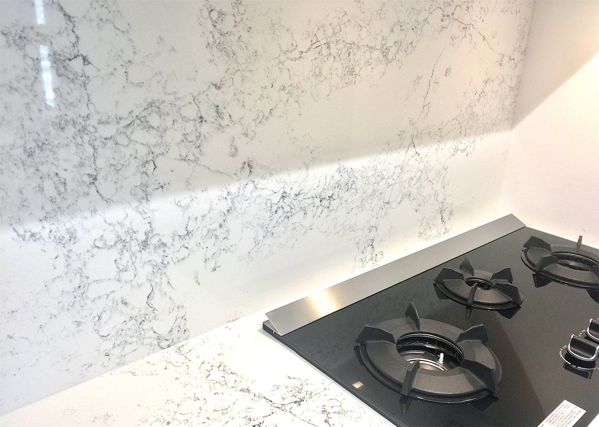 Les panneaux de mur de quartz d'OEM rayent la résistance pour décoratif ...